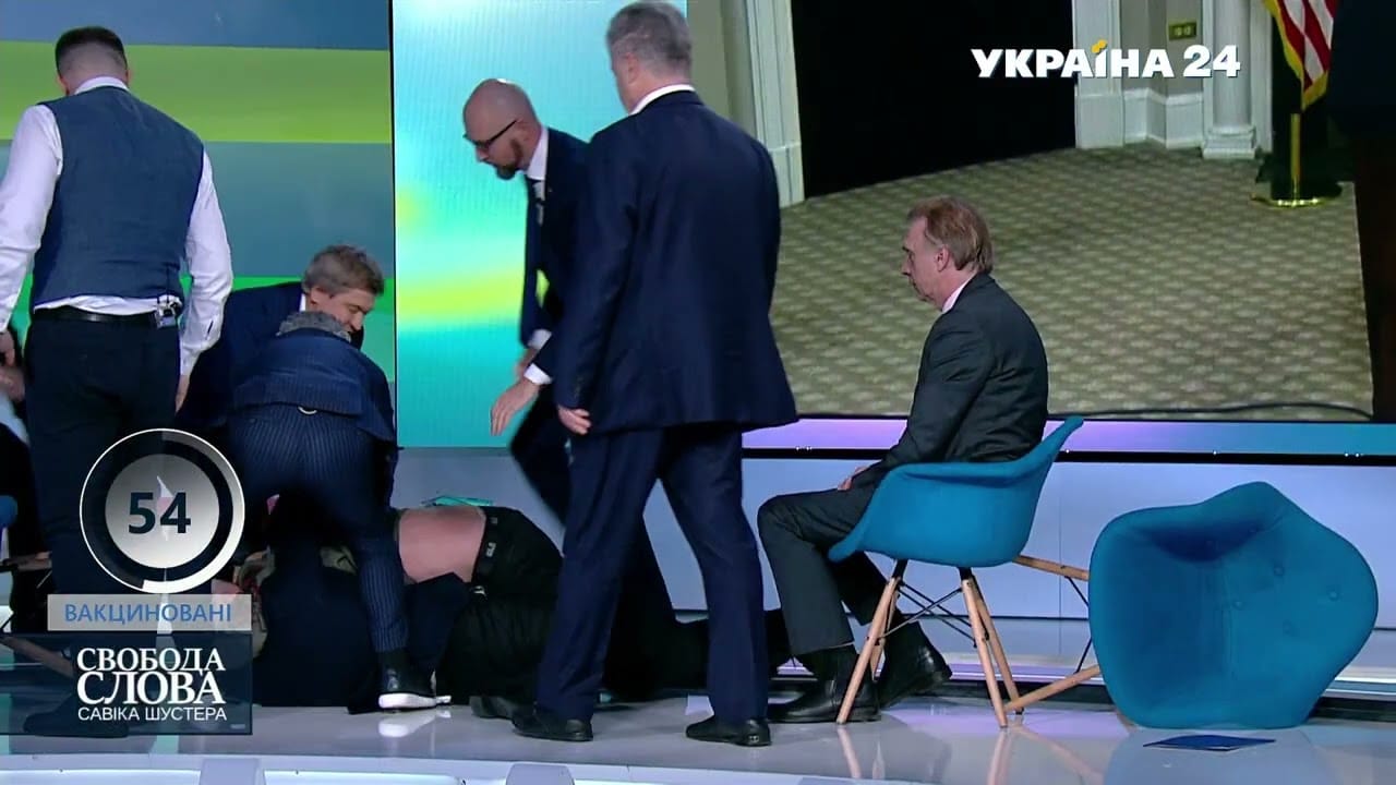 “Ρίνγκ” τηλεοπτικό στούντιο – Δημοσιογράφος πλάκωσε πολιτικό σε Live μετάδοση (βίντεο) | dimosio.gr