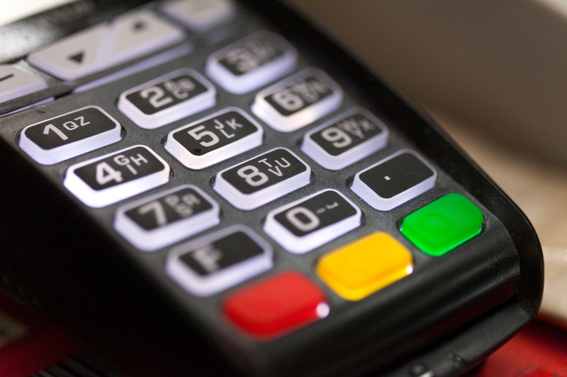 ΥΠΟΙΚ: Αυστηρό μήνυμα σε επιχειρήσεις που δεν έχουν διασύνδεση ταμειακών με POS | dimosio.gr