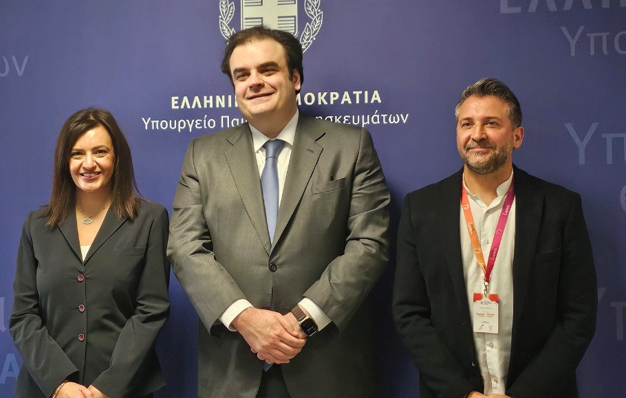 Attica Bank: Δωρεά 100 σταθμών απινιδωτών σε δημόσια σχολεία ανά την Ελλάδα | dimosio.gr