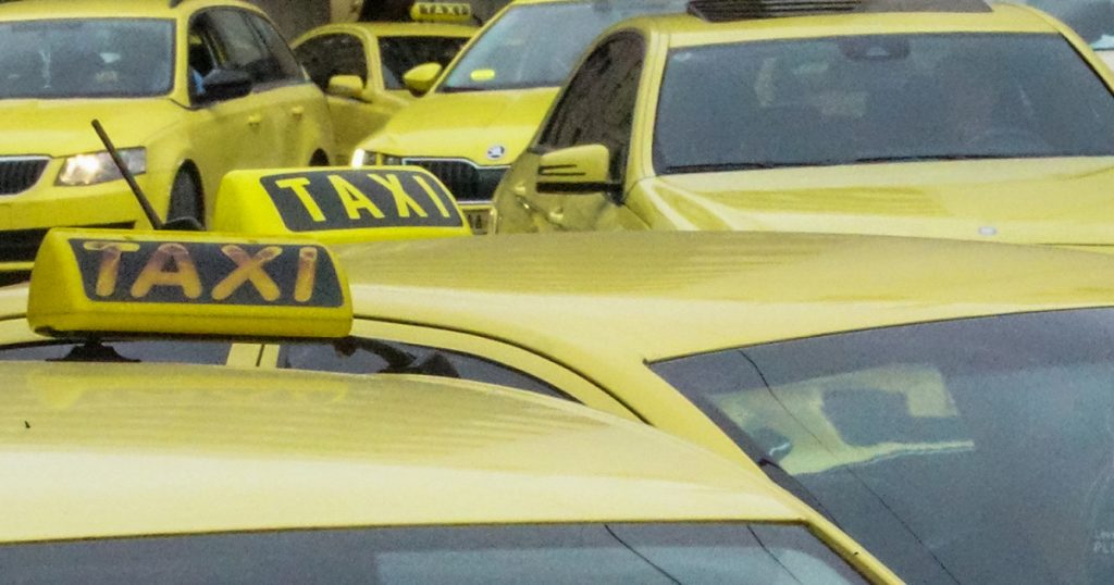 Πρόστιμο 1000 ευρώ στους οδηγούς ταξί που δεν θα τοποθετήσουν τη σήμανση για τα POS | dimosio.gr