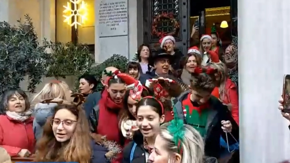 Χριστουγεννιάτικα κάλαντα στους δρόμους της Κωνσταντινούπολης – Δείτε βίντεο | dimosio.gr