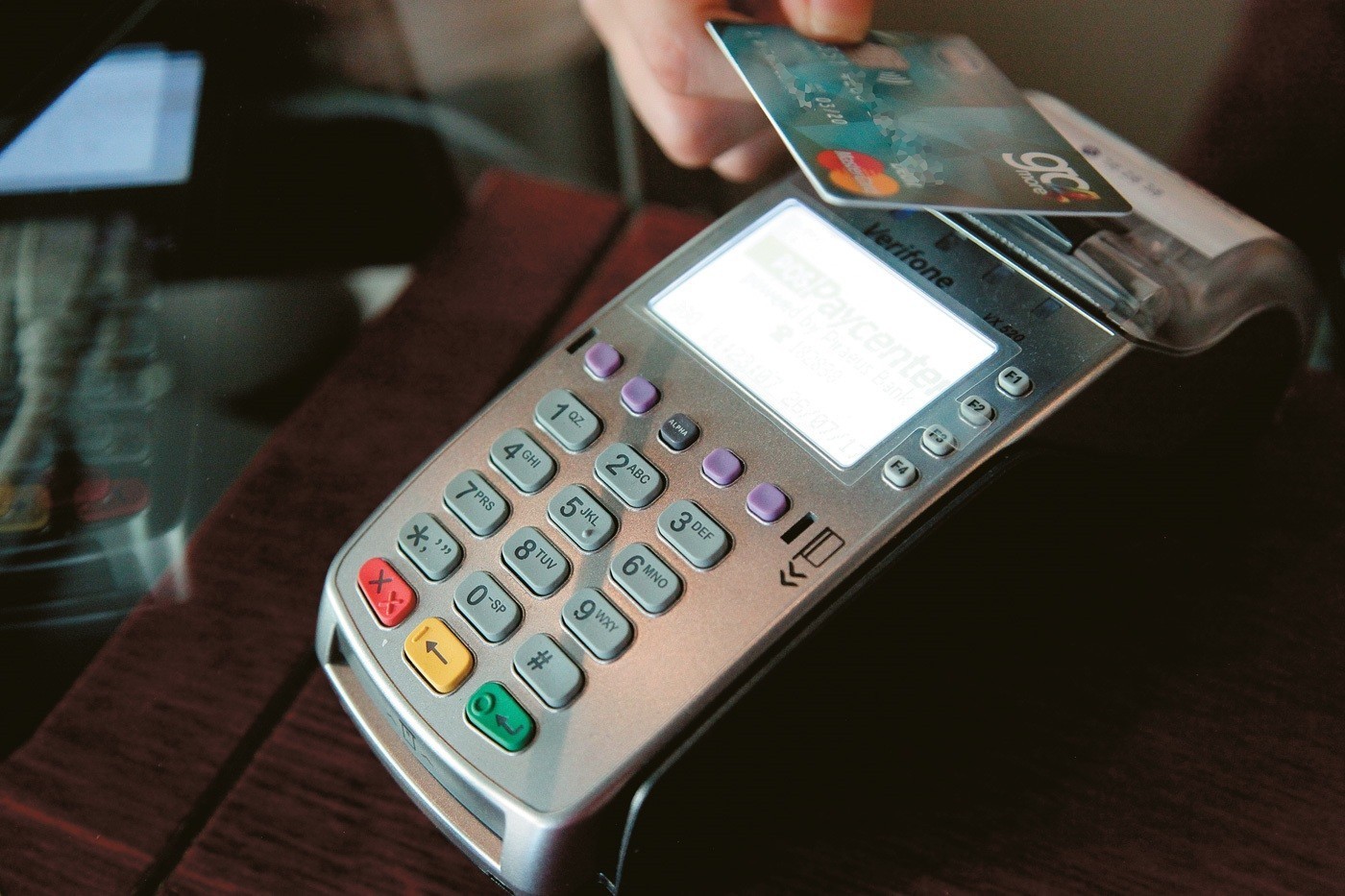 Έξι στα δέκα ευρώ πληρώνονται με κάρτες και e-banking | dimosio.gr