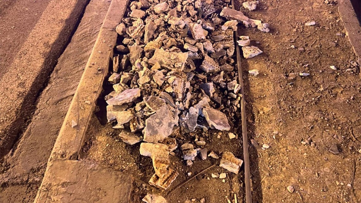 Νέα Ιωνία: Έπεσαν από γέφυρα τσιμέντα στη μέση του δρόμου | dimosio.gr